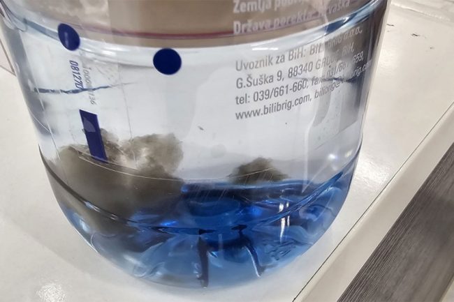 U BiH uvezena voda iz Hrvatske - crni talog pliva u njoj